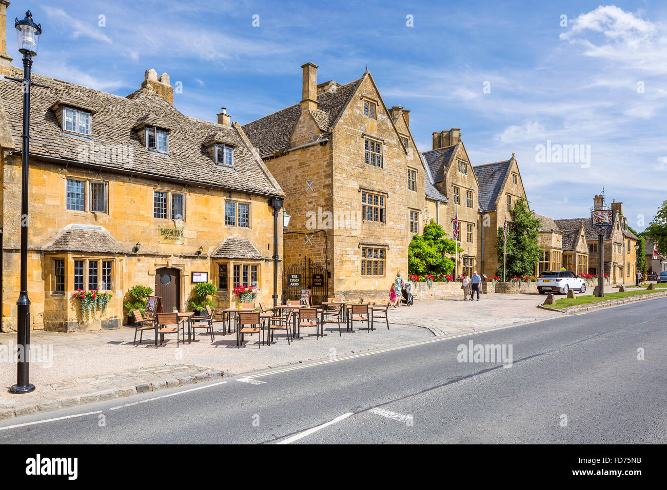 Cotswold house broadway england hi-res stock photography and images - Alamy