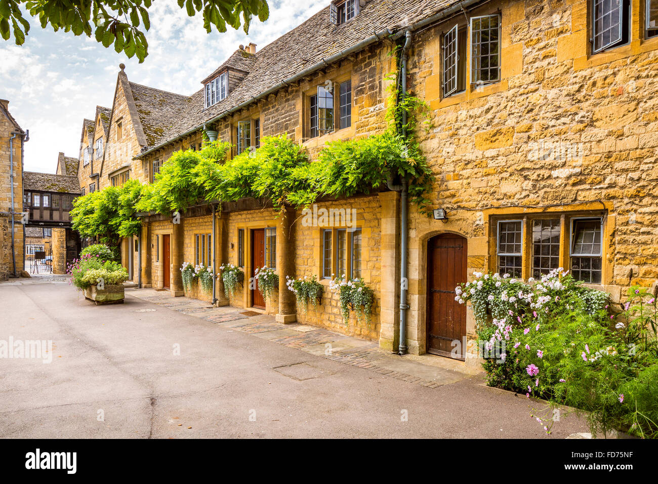 Cotswold house broadway england hi-res stock photography and images - Alamy
