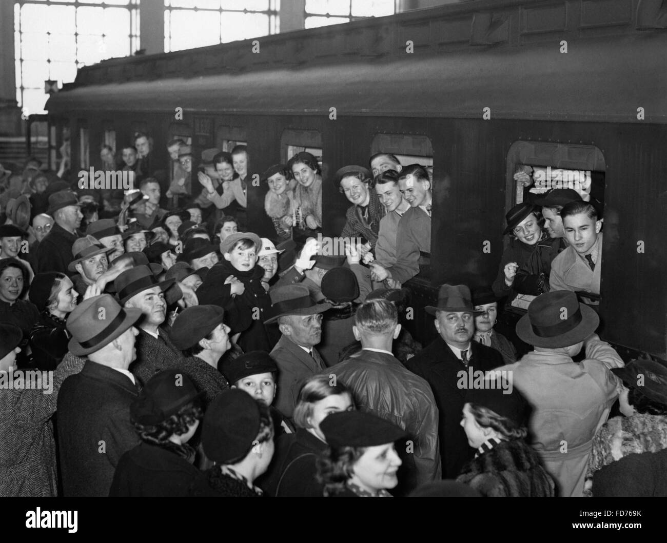 Farewell scene train station hi-res stock photography and images - Alamy