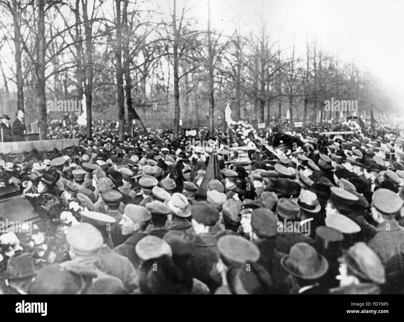 Politician Karl Liebknecht speaking during the funeral of the victims ...