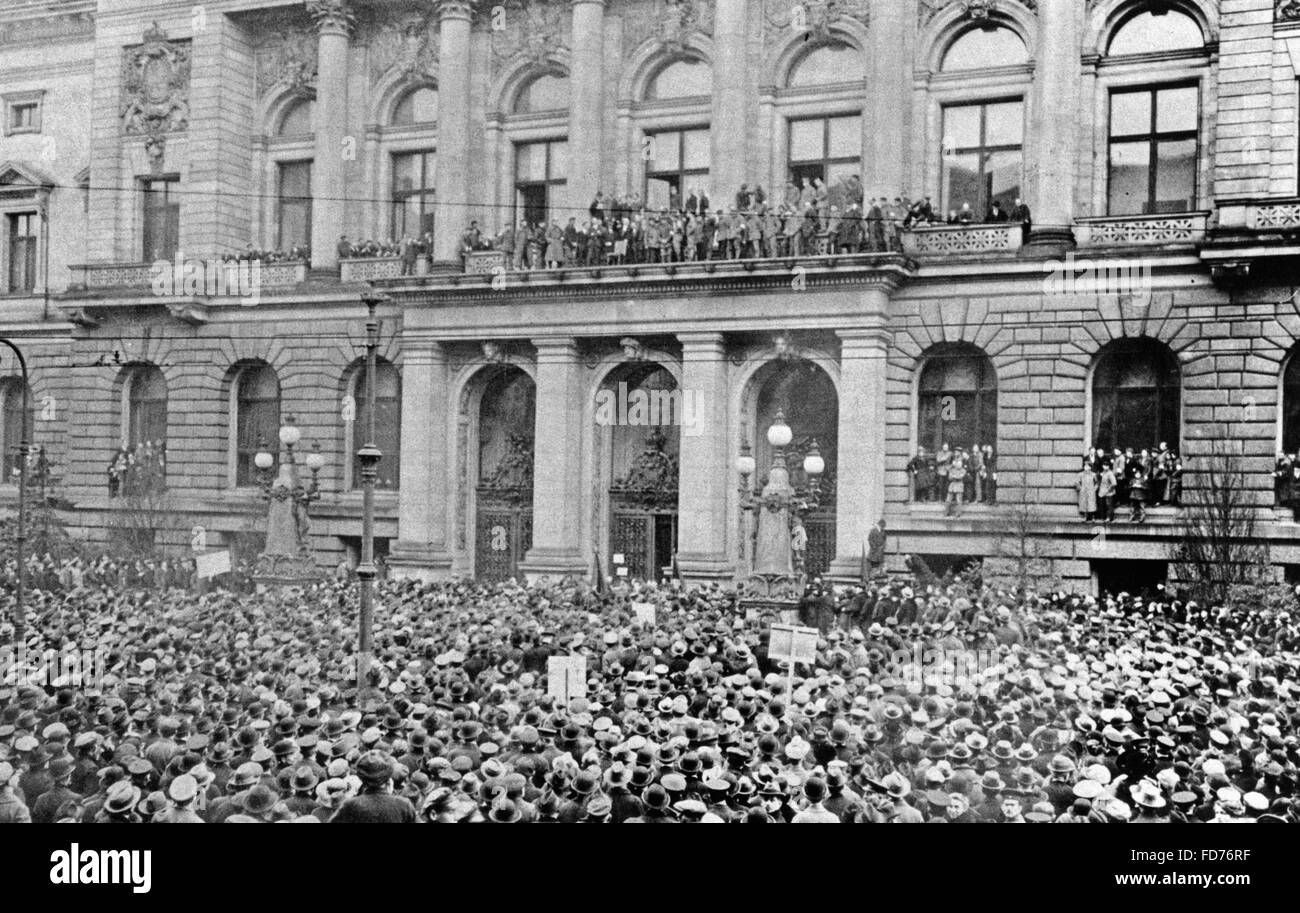 Karl Liebknecht speaks of the balcony of the Prussian House of ...