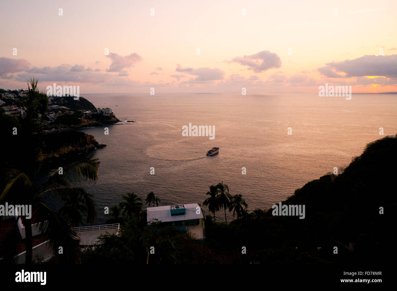 Boat pulling out from shore in the Pacific Ocean, Acapulco, Mexico ...