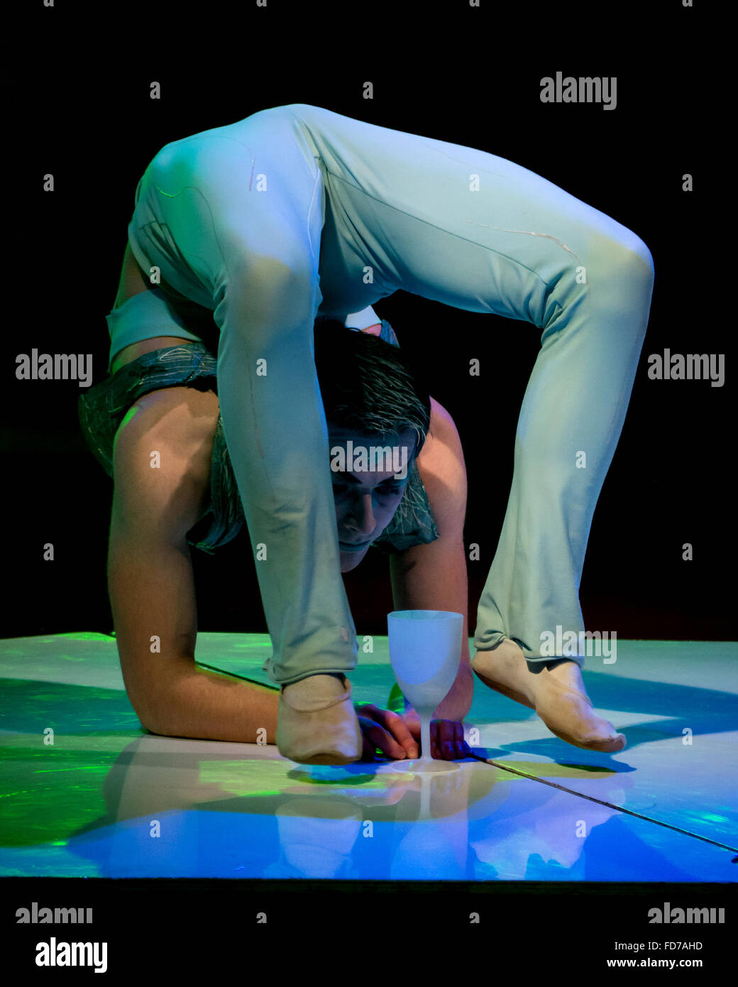 Contortionist hi-res stock photography and images - Alamy