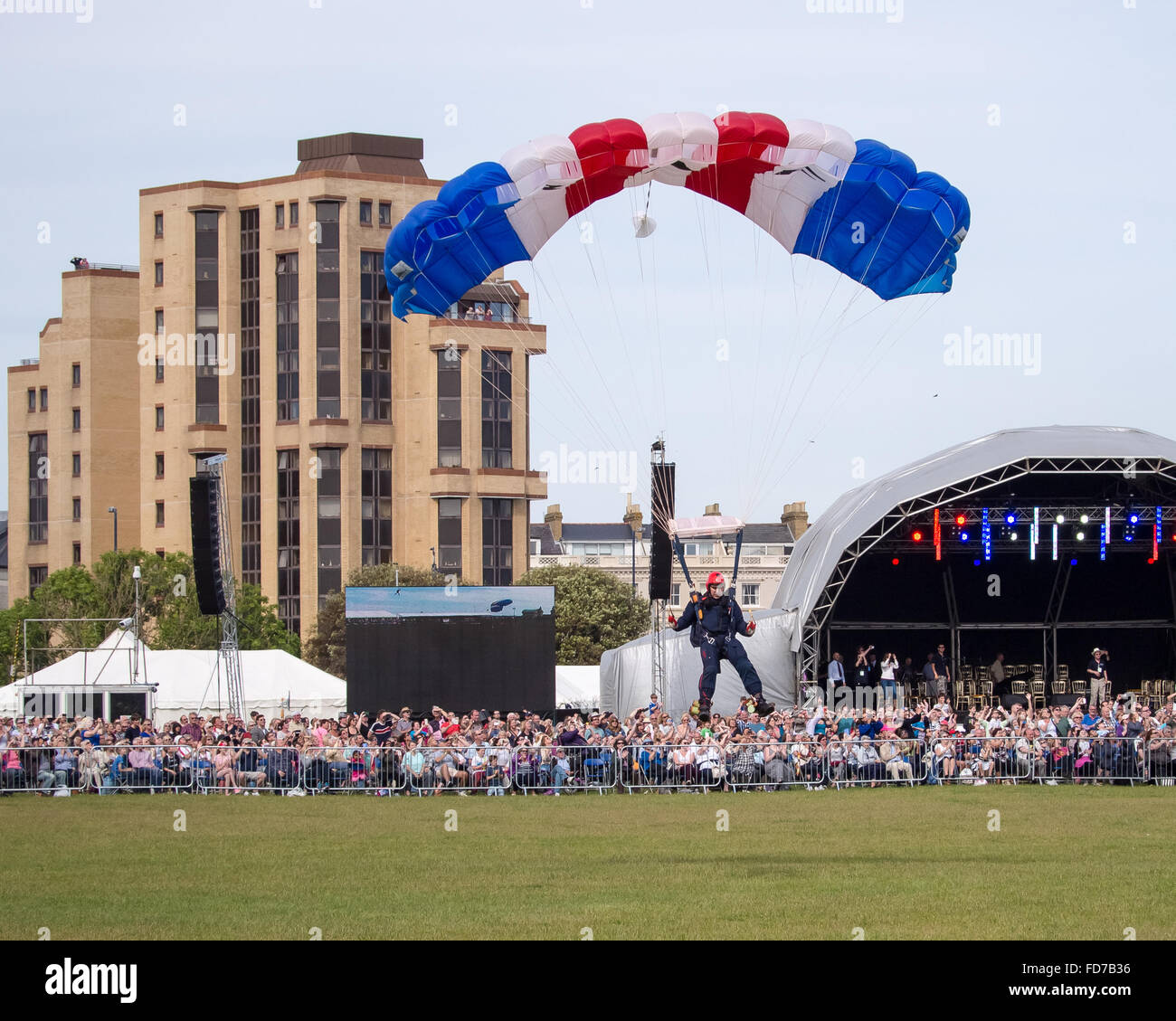 Parachute team member hi-res stock photography and images - Alamy