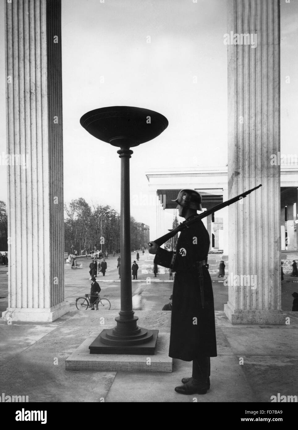 SS man in the Ehrentempel (Temple of Honour) in Munich, 1935 Stock ...