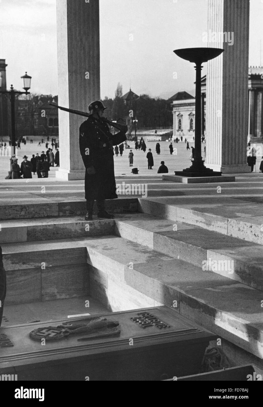 SS man in the Ehrentempel (Temple of Honour) in Munich Stock Photo - Alamy