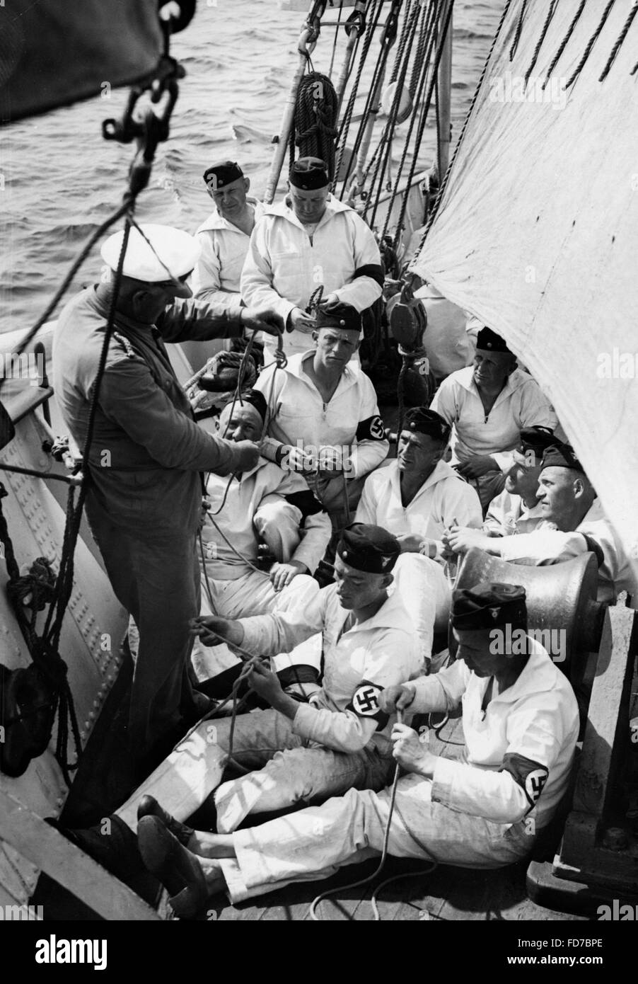 Marine SA members tying knots, 1937 Stock Photo - Alamy