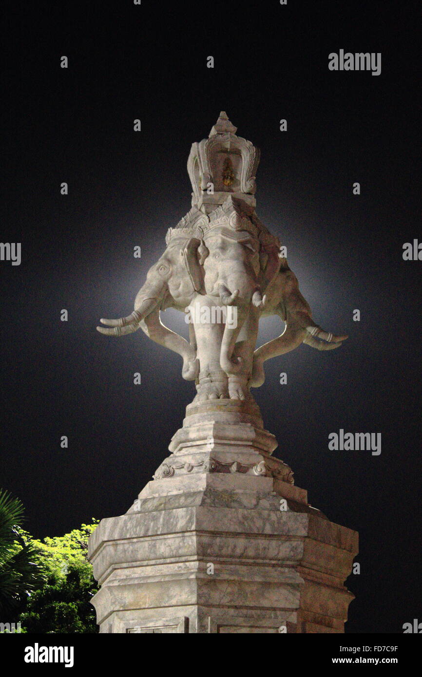 Night sky statue hi-res stock photography and images - Alamy