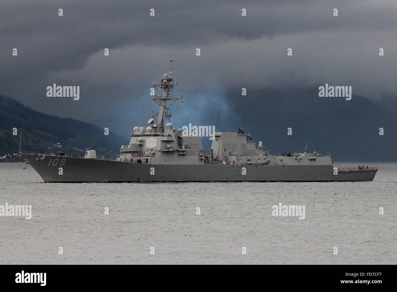 USS Jason Dunham (DDG-109), an Arleigh Burke-class destroyer passes ...