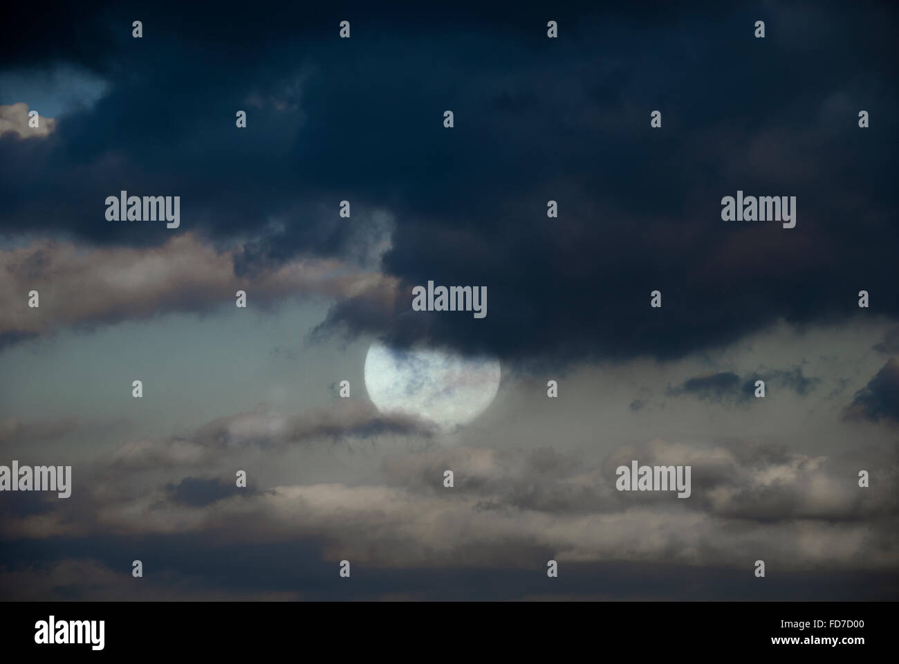 Night sky with clouds hi-res stock photography and images - Alamy