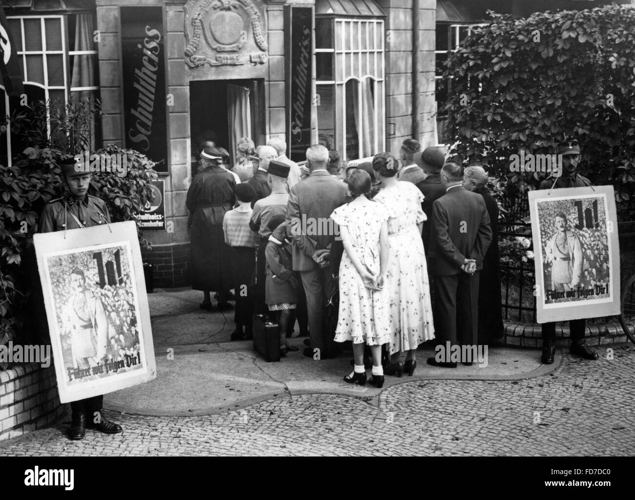 Queue polling station Black and White Stock Photos & Images - Alamy