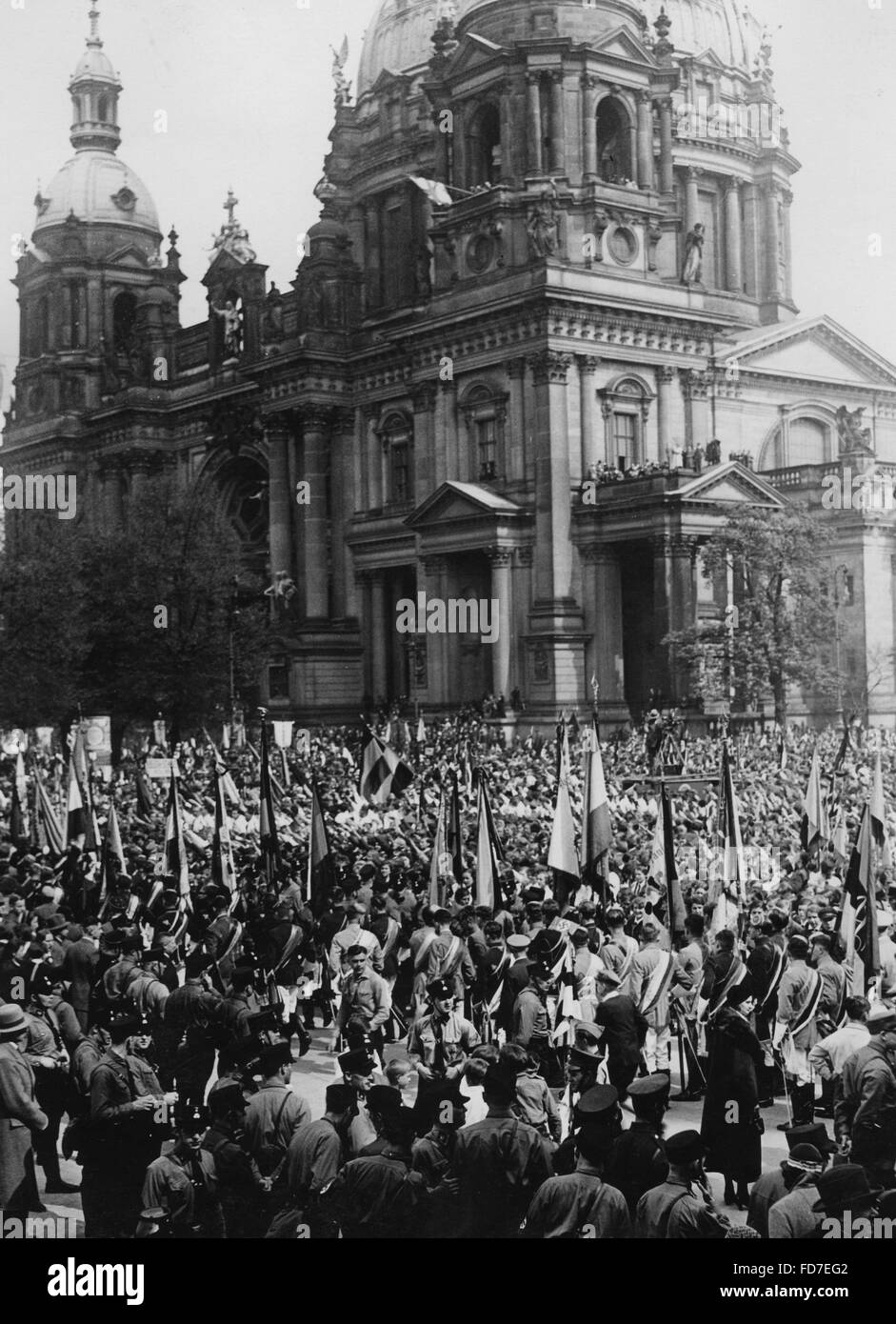 Youth rally in the Lustgarten in Berlin on May 1, 1933 Stock Photo - Alamy