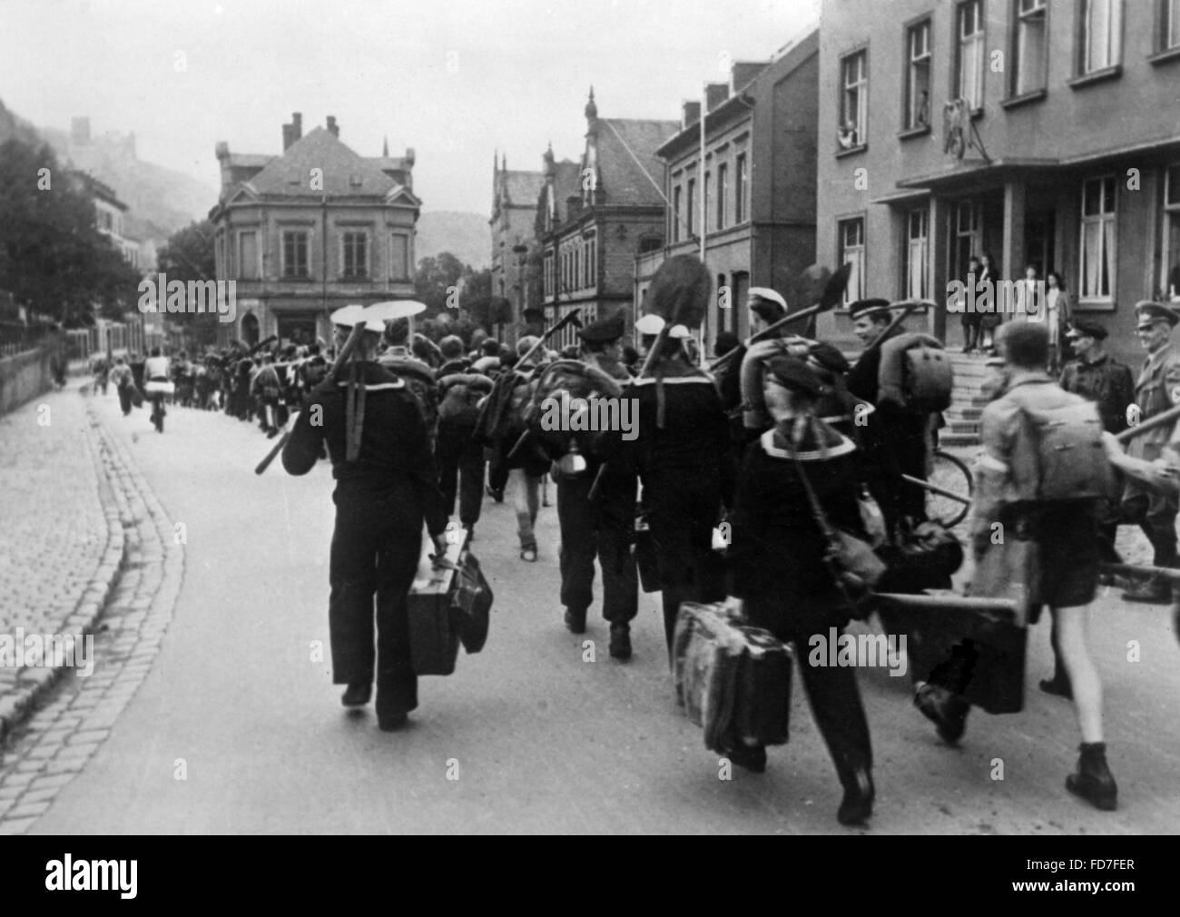 Hitler Youth members on the way to Kriegshilfsdienst (war auxiliary ...