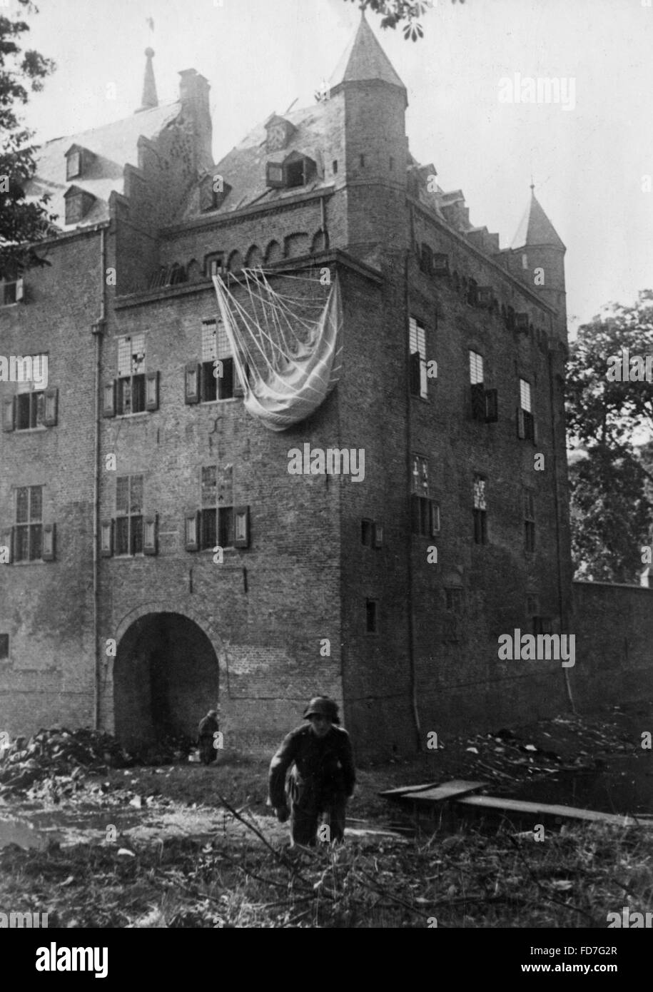 Wehrmacht soldiers in front of a castle on the Lower Rhine, 1944 Stock ...