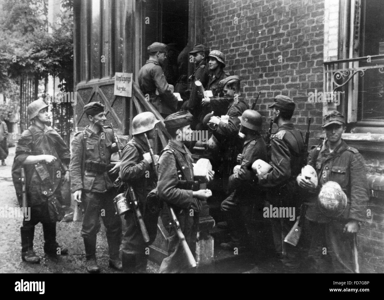Wehrmacht soldiers receive food rations, 1944 Stock Photo - Alamy