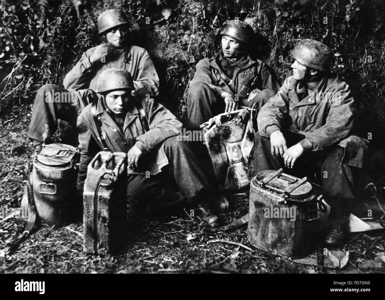 German paratroopers normandy hi-res stock photography and images - Alamy