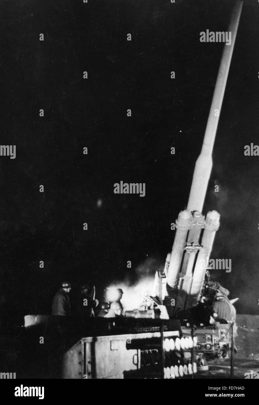 Crew anti aircraft gun hi-res stock photography and images - Alamy