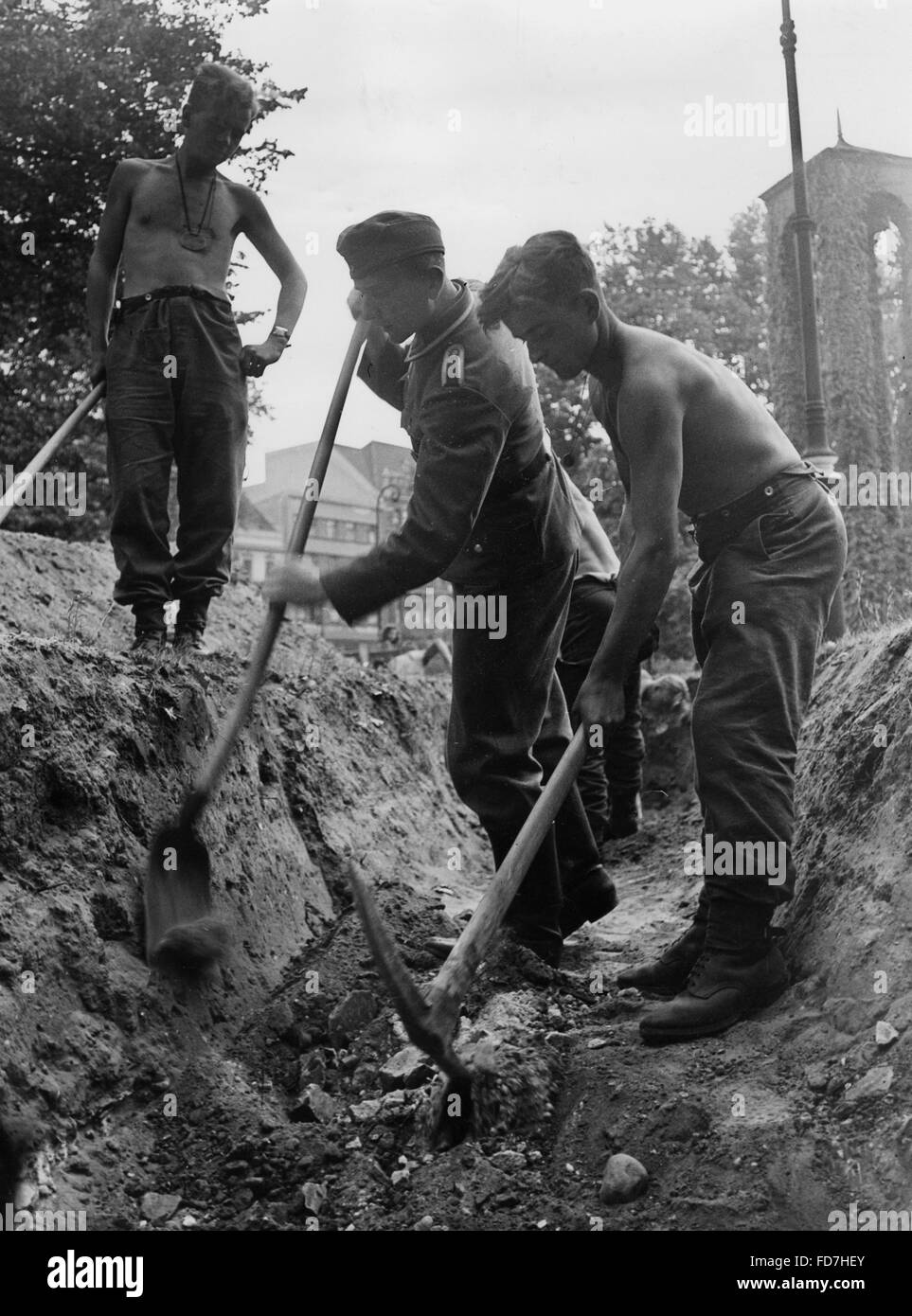 Soldiers building a splinter protection trench in Berlin, 1943 Stock ...