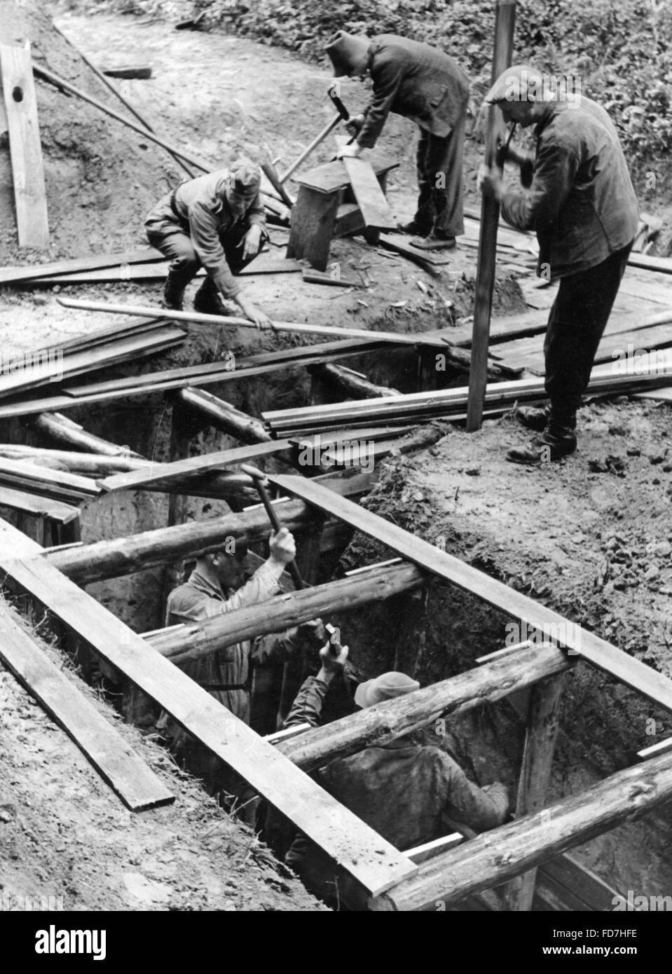 Construction of splinter protection trenches in Berlin, 1943 Stock ...