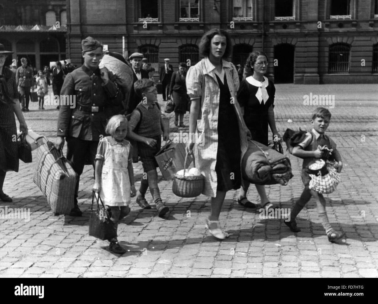 Escape from war hi-res stock photography and images - Alamy