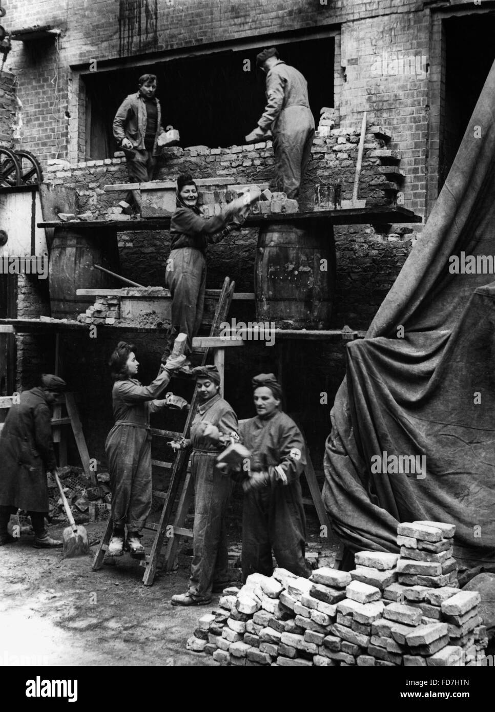 Construction work for protection against bombs, 1944 Stock Photo - Alamy