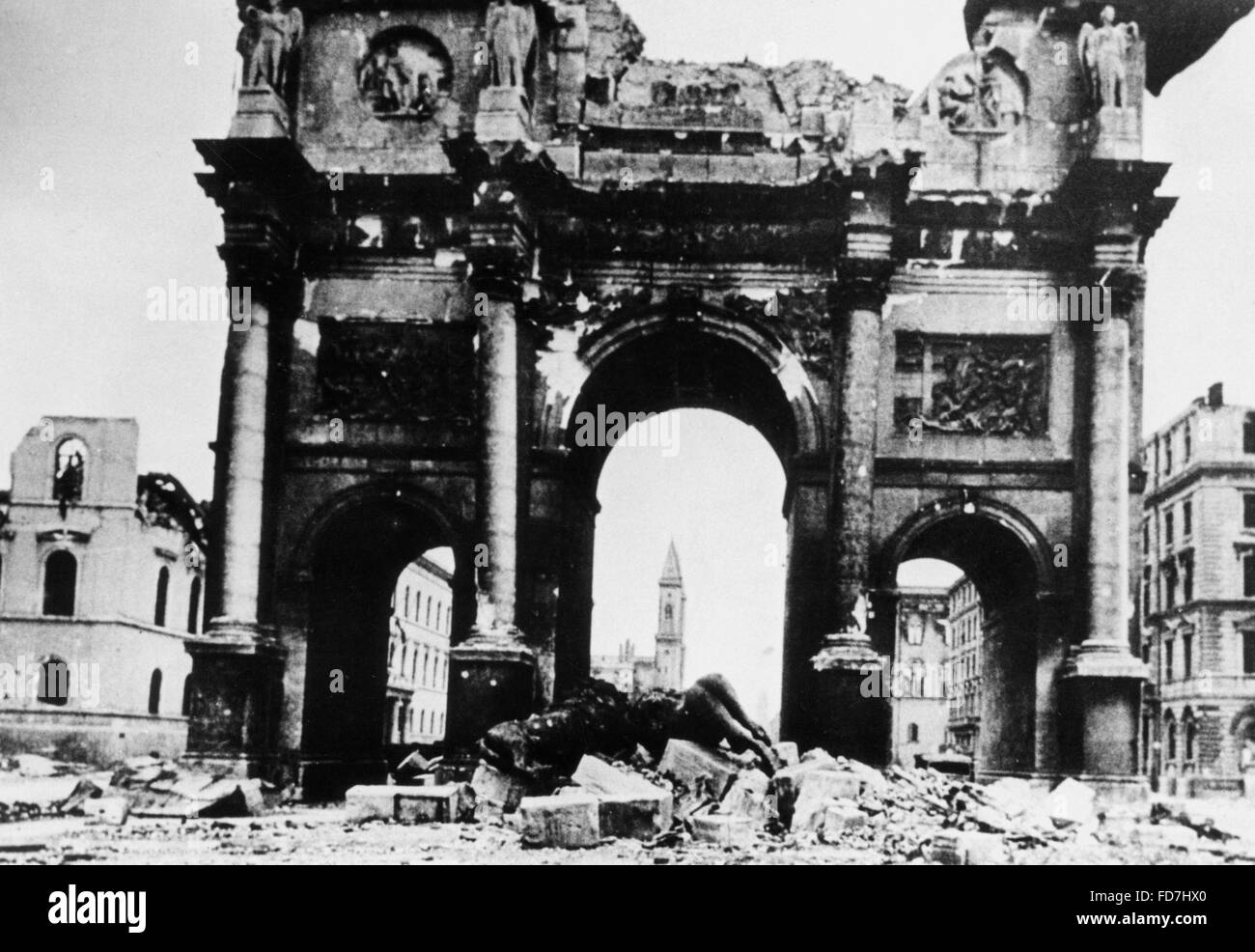 Bomb damage to the Siegestor, University and the Ludwigskirche in ...