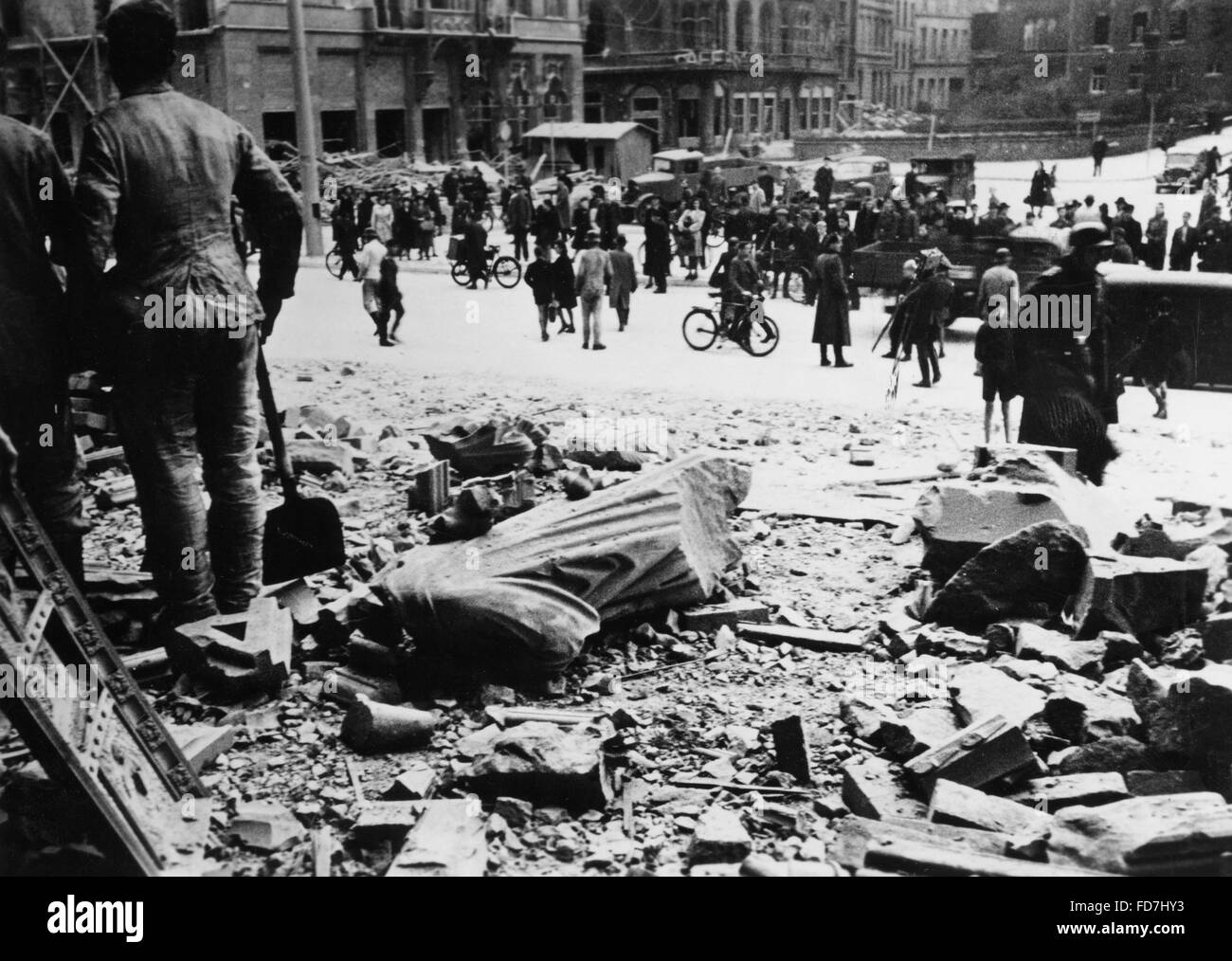Passers-by in front of the damaged Cologne Cathedral, 1943 Stock Photo ...