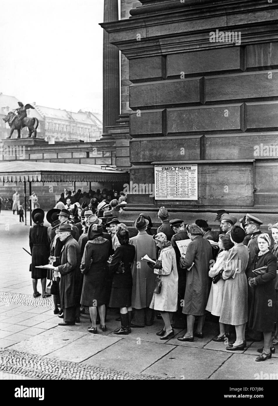 Crowd standing in line for theater tikets, 1942 Stock Photo - Alamy