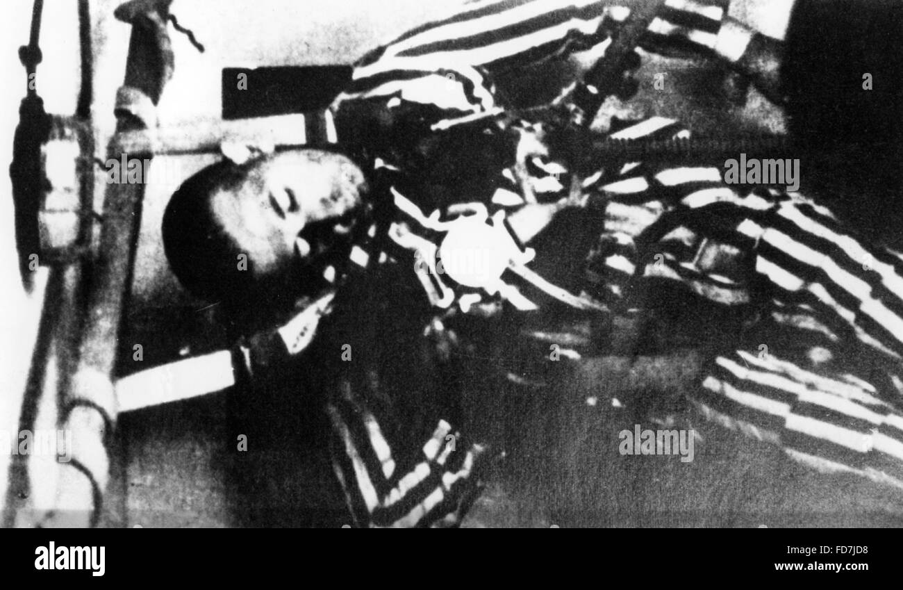 Medical experiments on prisoners in the Dachau concentration camp Stock ...