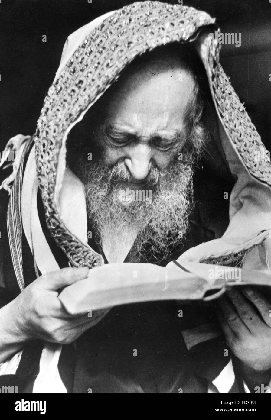 Rabbi reading in the Warsaw Ghetto, 1941 Stock Photo - Alamy