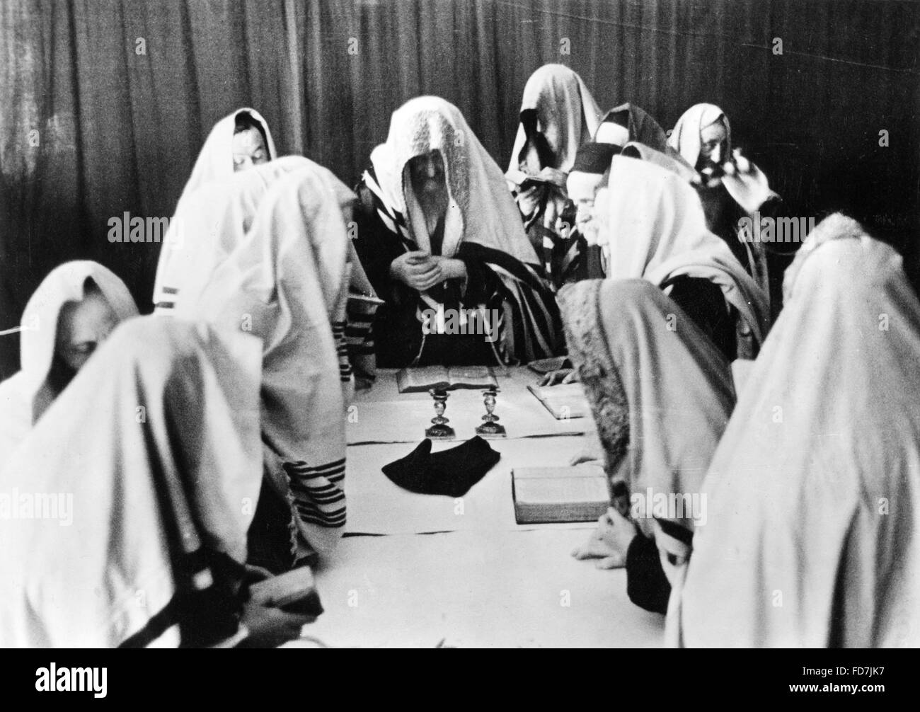 Warsaw ghetto jews hi-res stock photography and images - Alamy