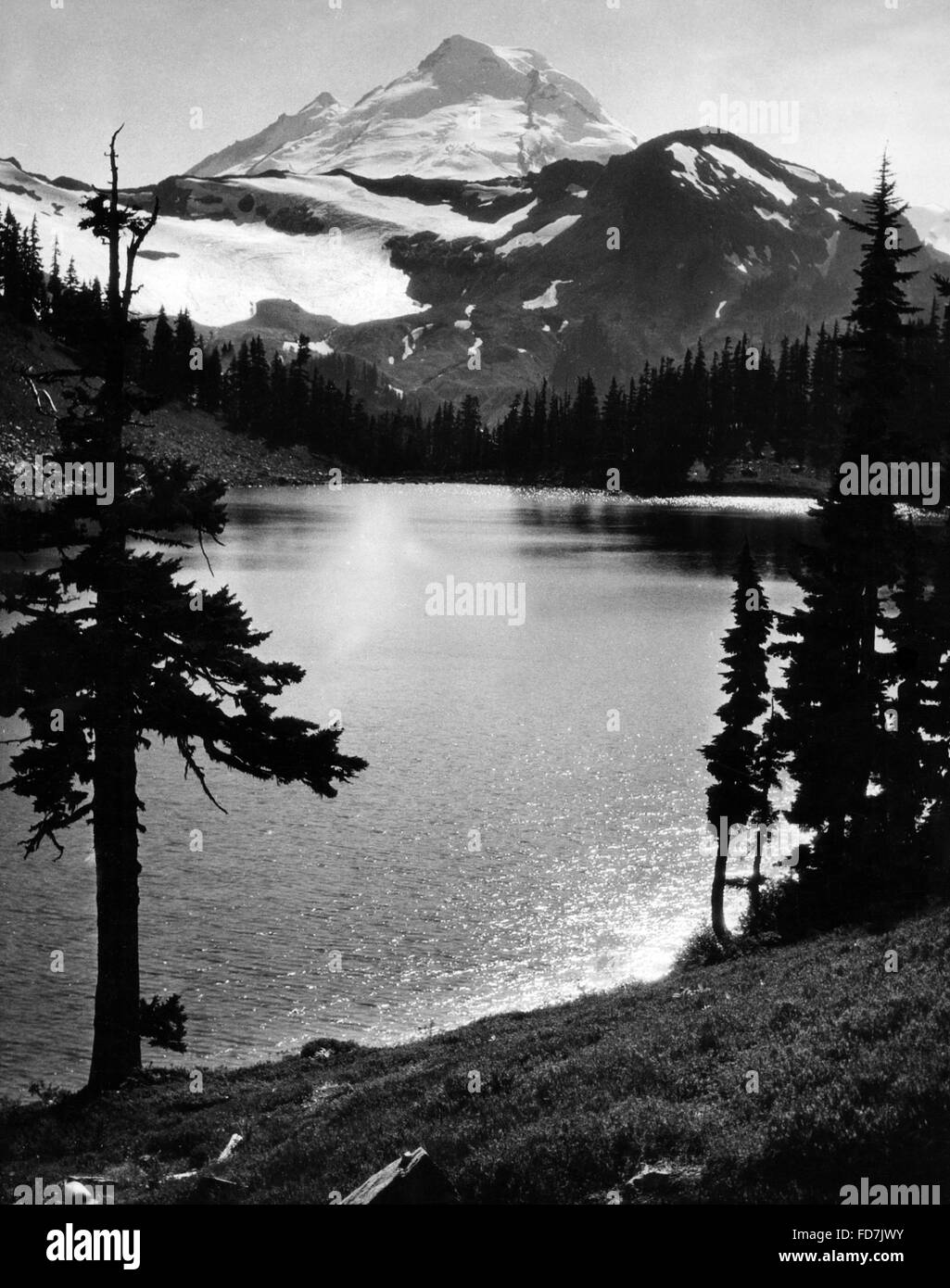Chain lake mount baker Black and White Stock Photos & Images - Alamy