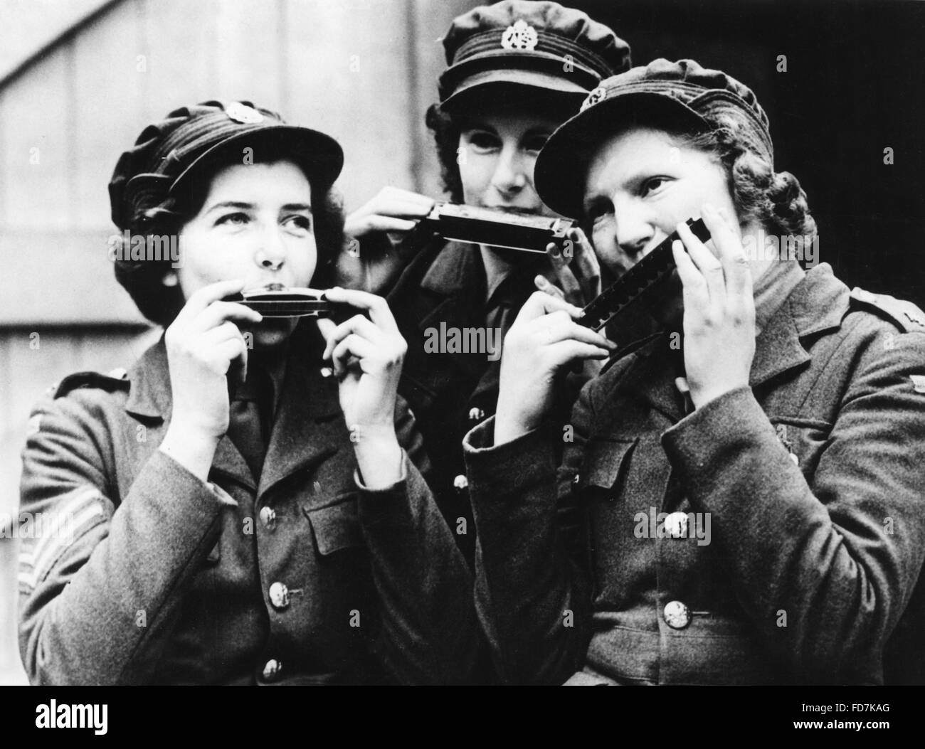 Women of the Auxiliary Territorial Service (ATS) in France playing ...