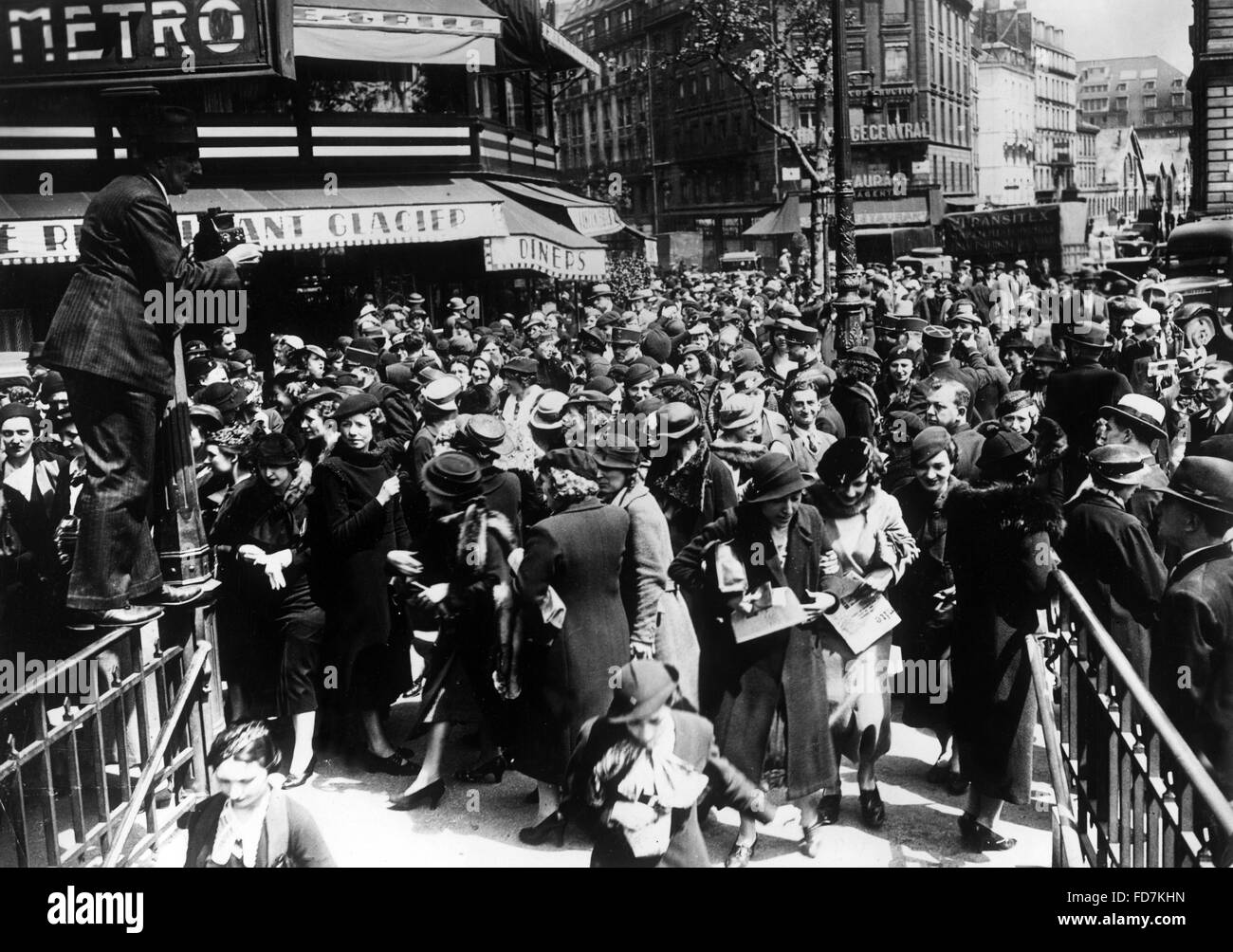 Paris dressmakers hi-res stock photography and images - Alamy