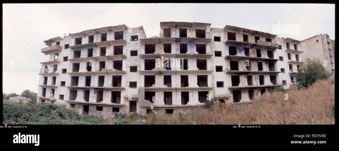 Abandoned flats hi-res stock photography and images - Alamy