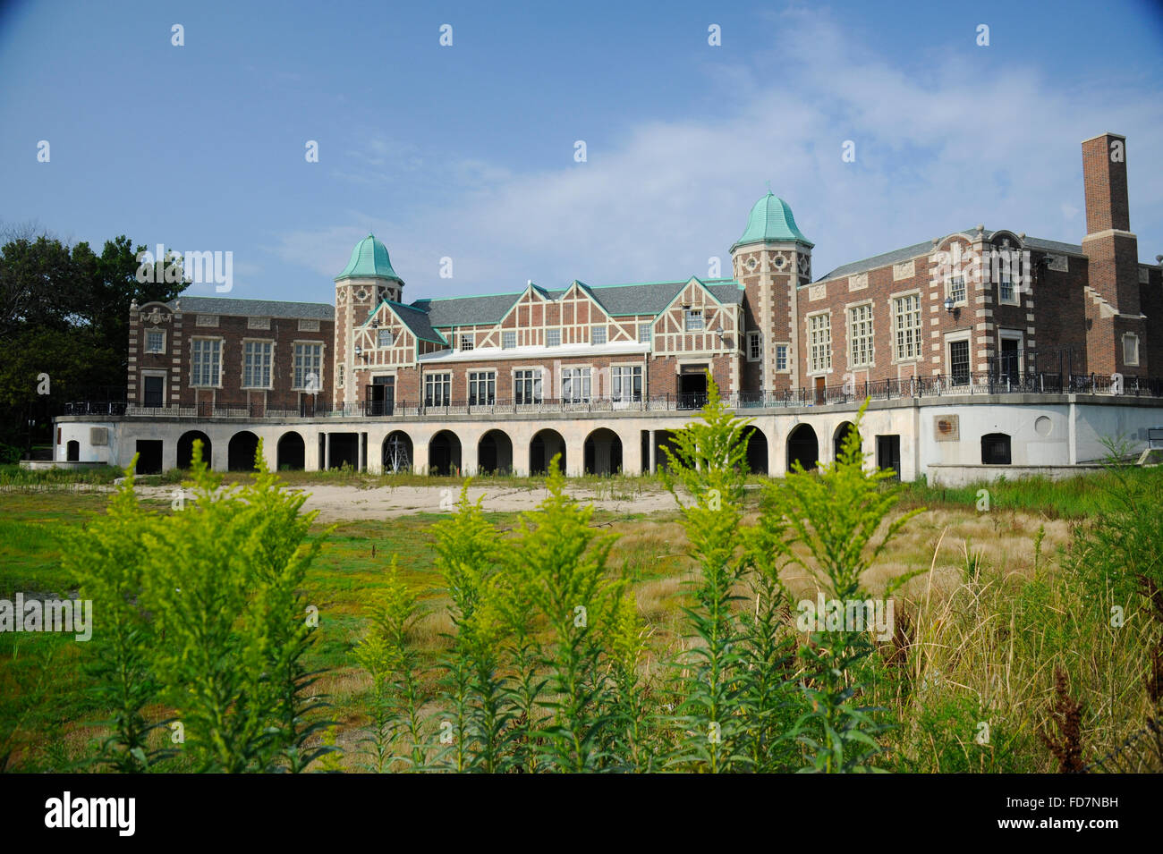 The Fieldhouse and lagoon in Humboldt Park, Chicago, Illinois. Puerto ...