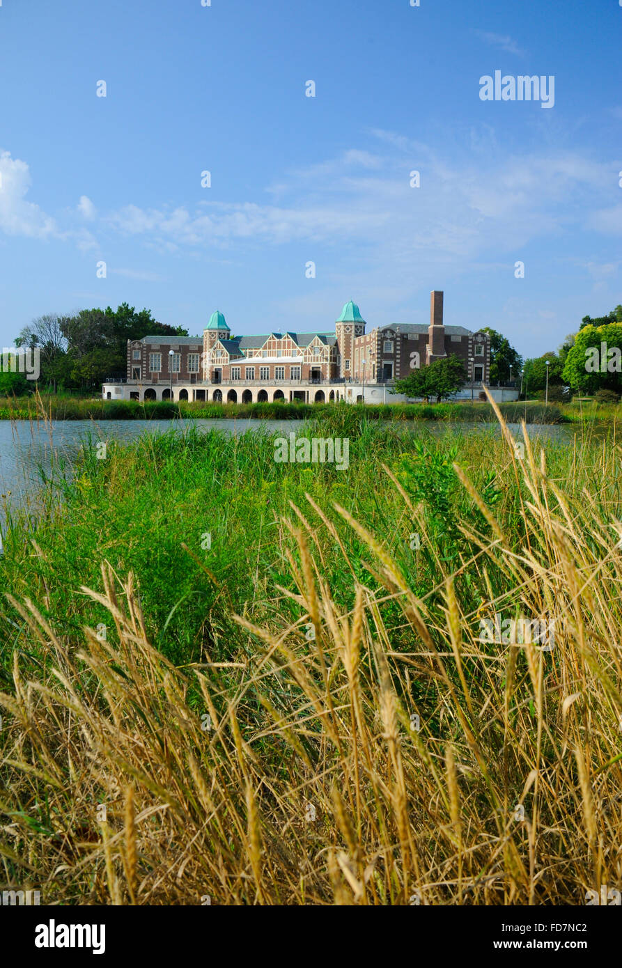 The Fieldhouse and lagoon in Humboldt Park, Chicago, Illinois. Puerto ...