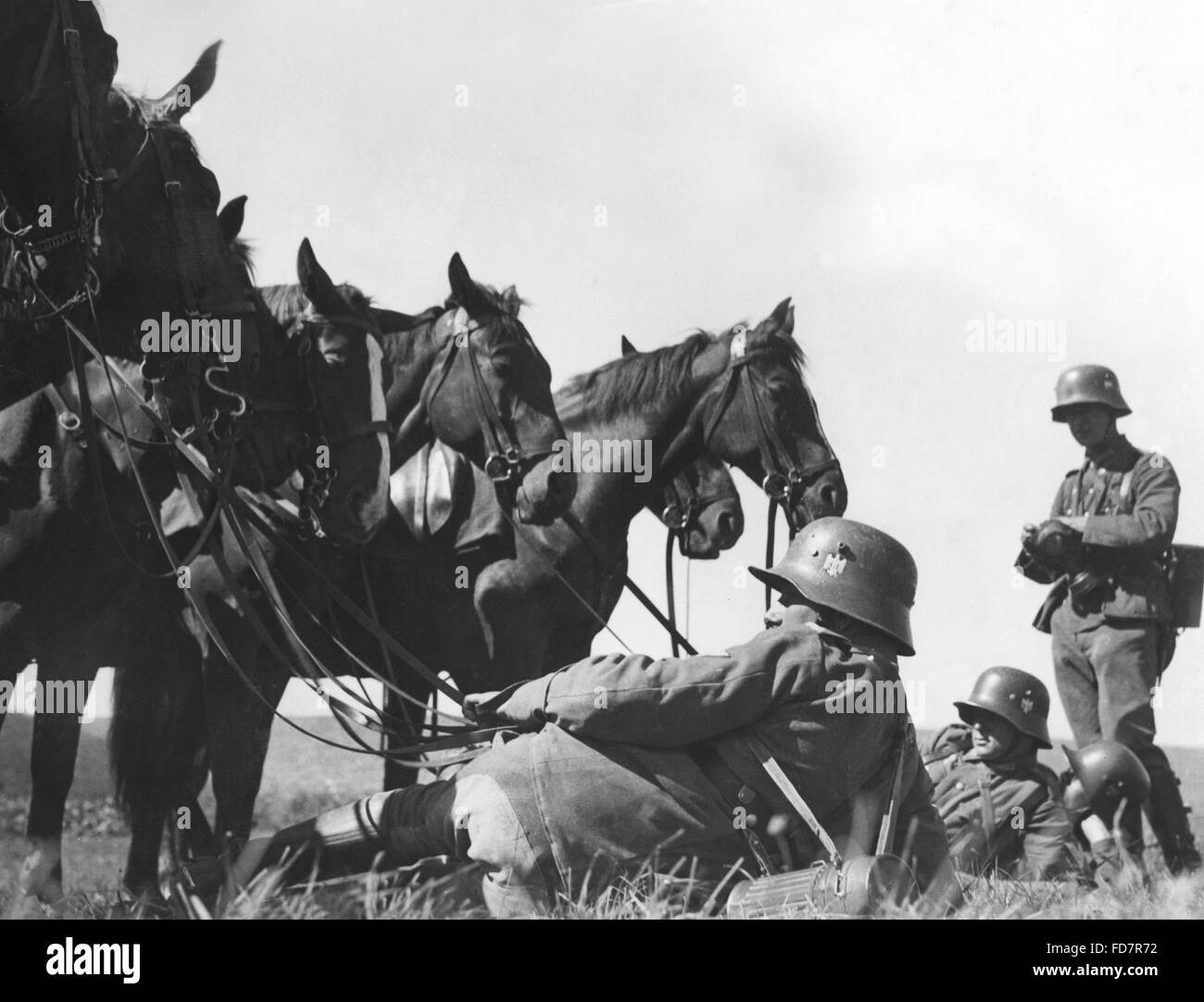 Mounted soldiers hi-res stock photography and images - Alamy