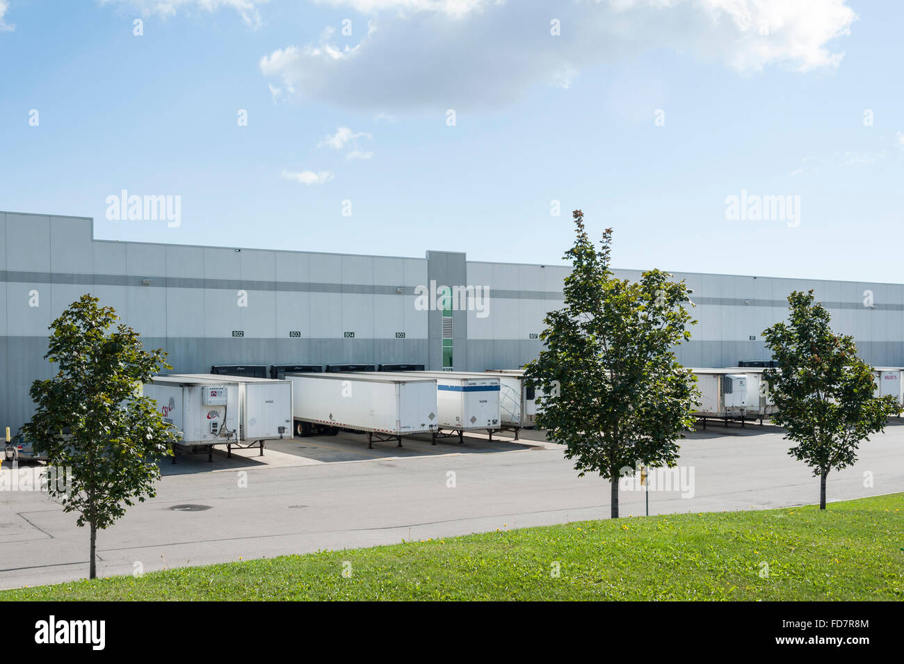 Logistics & warehouse loading bay with truck containers Stock Photo - Alamy