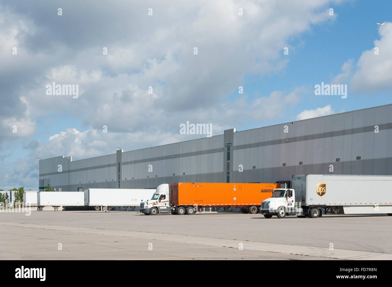 Logistics & warehouse loading bay with truck containers Stock Photo - Alamy