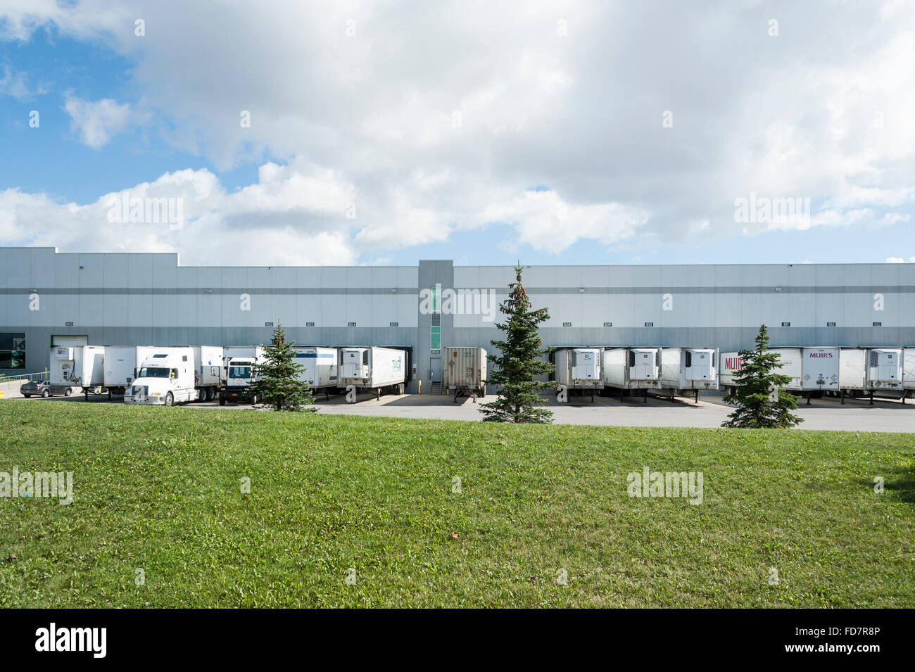 Logistics & warehouse loading bay with truck containers Stock Photo - Alamy