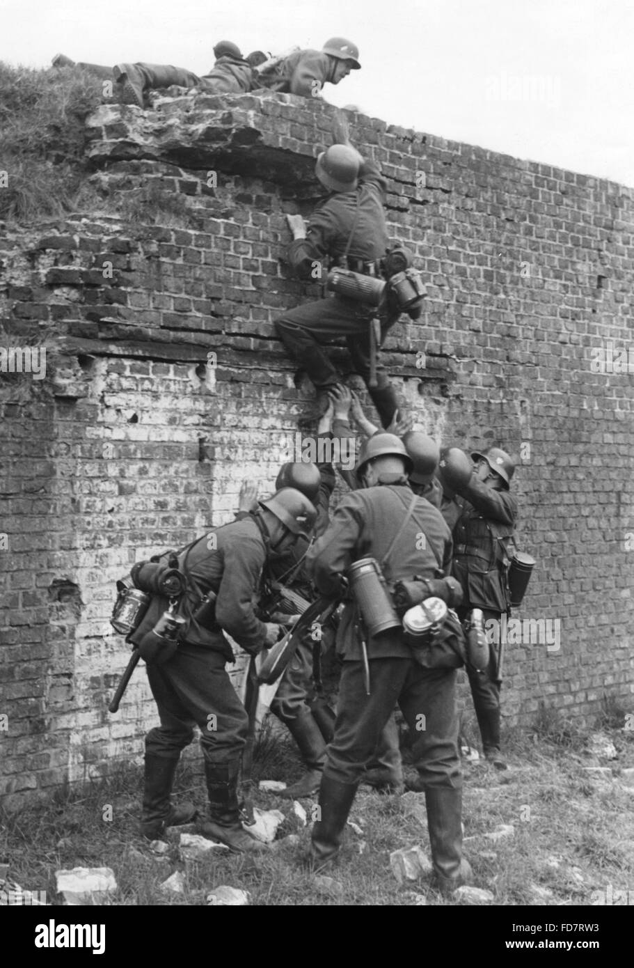 Infantrymen climb a wall Stock Photo - Alamy
