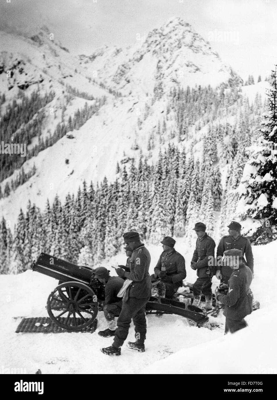 Mountain gun Black and White Stock Photos & Images - Alamy