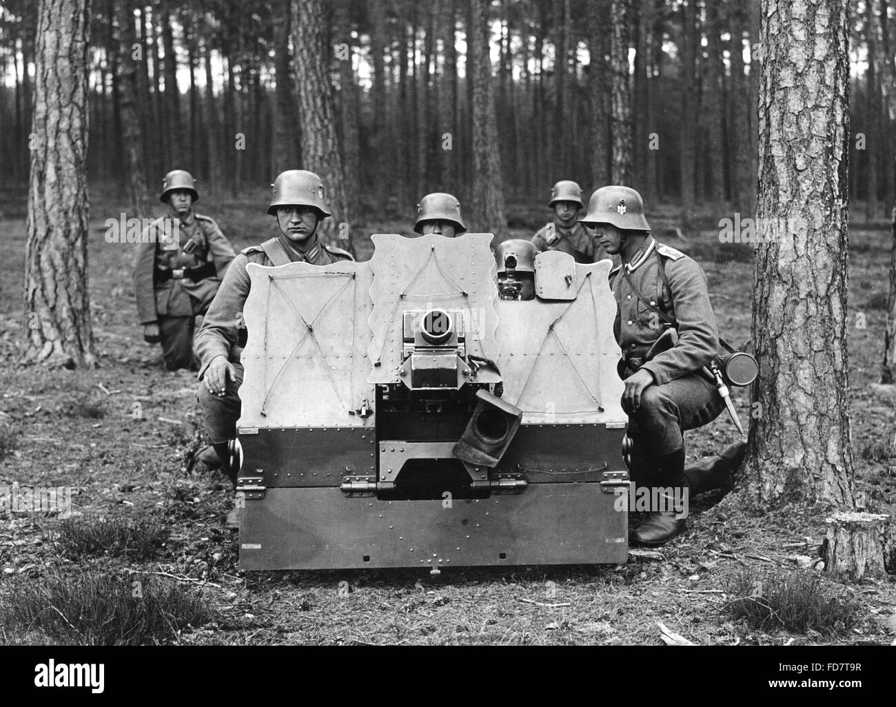 Soldiers with infantry gun, 1939 Stock Photo - Alamy