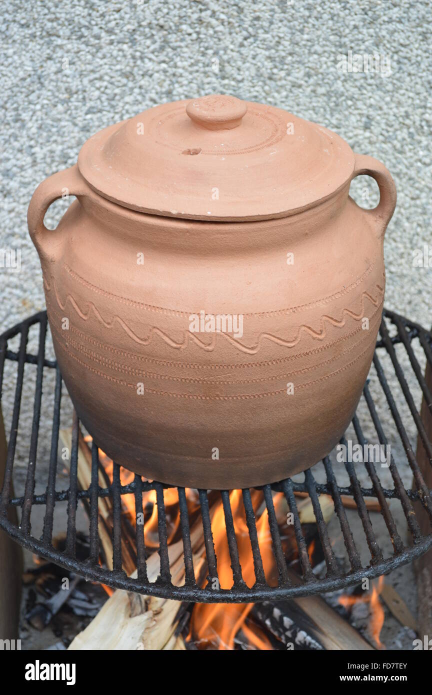 Kitchen clay pot fire hi-res stock photography and images - Alamy
