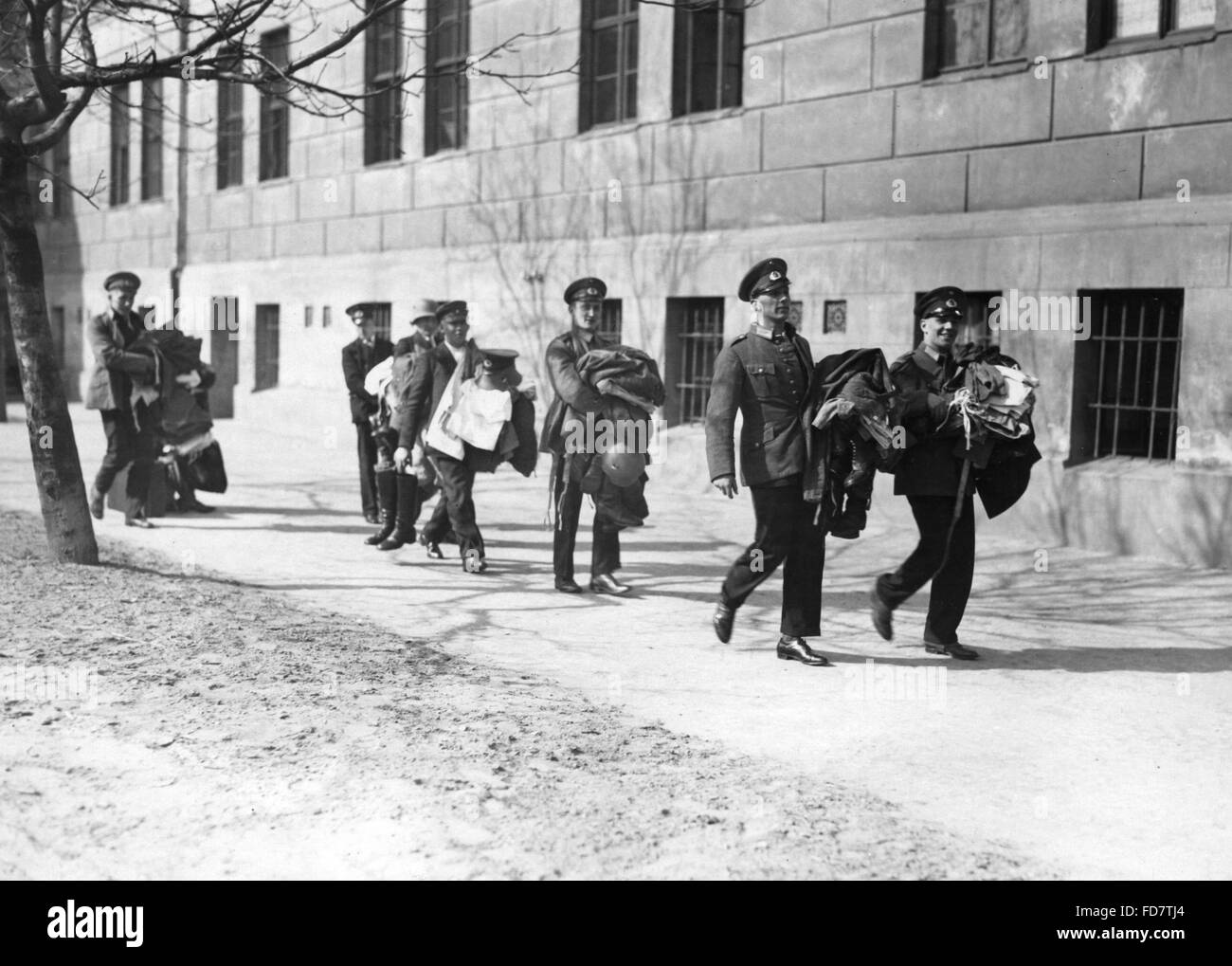 New recruits of the Reichswehr carry their uniforms Stock Photo - Alamy