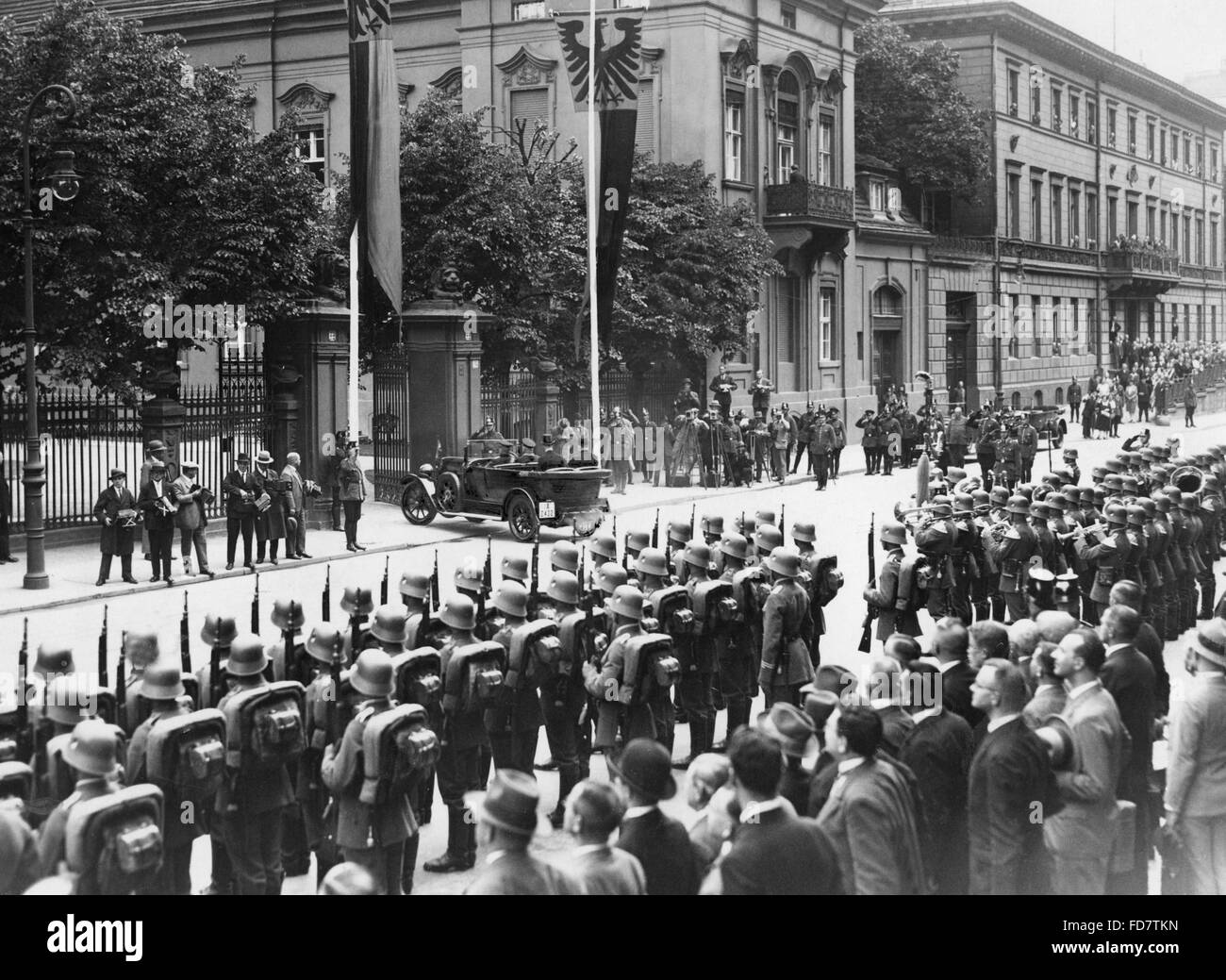 Parade for the reception of the Egyptian king in Berlin, 1929 Stock ...