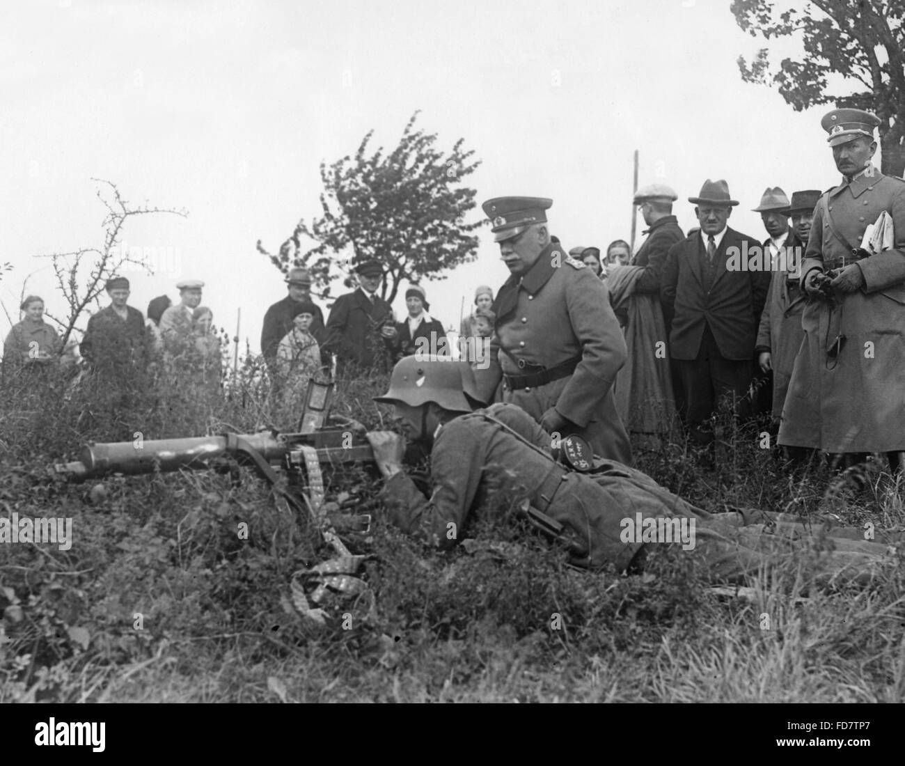General Heye inspects a machine gun post, 1930 Stock Photo - Alamy
