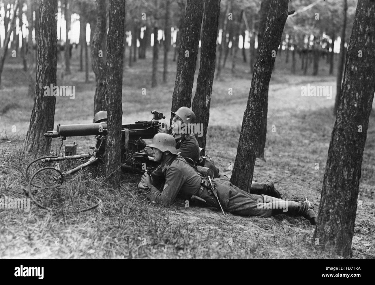 Machine gun post during a maneuver of the Reichswehr, 1926 Stock Photo ...