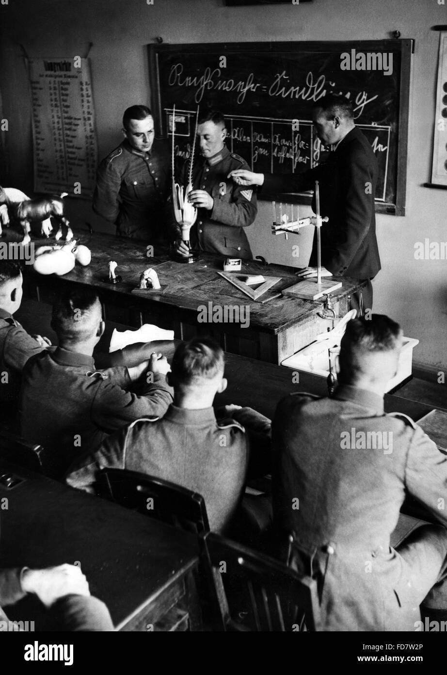 Soldiers in a classroom hi-res stock photography and images - Alamy